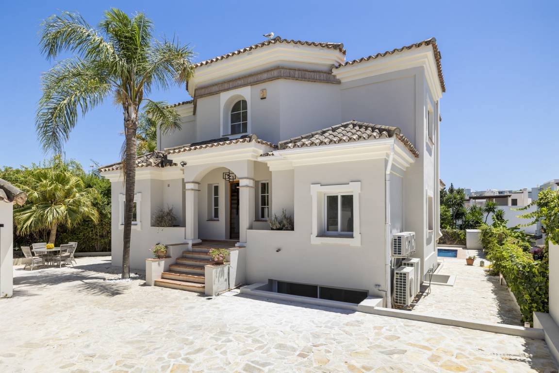 360 M² Villa ∙ 6 Bedrooms ∙ 11 Guests - Marbella
