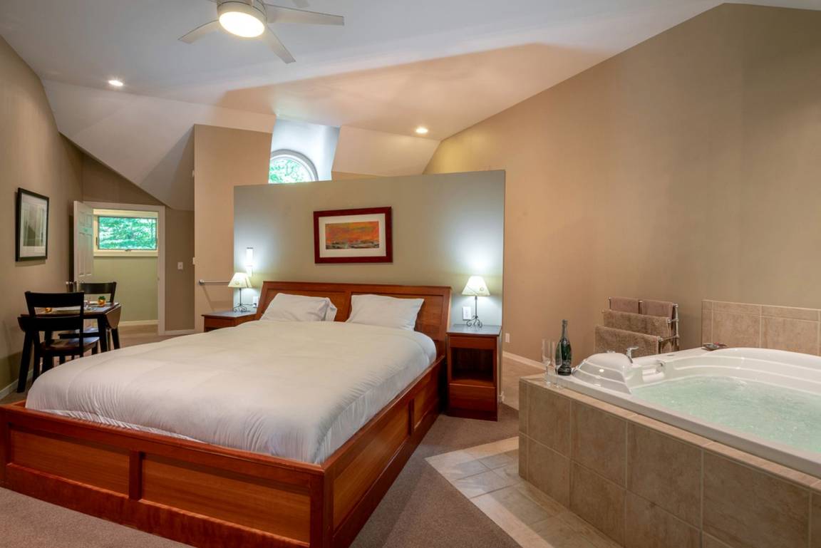 Lodge ∙ 1 Bedroom ∙ 2 Guests - Holland, MI