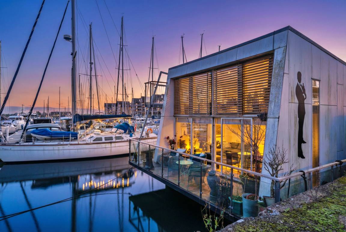 150 M² Houseboat ∙ 3 Bedrooms ∙ 8 Guests - Cheshire