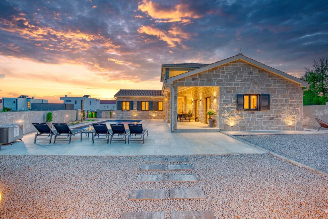 210 M² Villa ∙ 4 Schlafzimmer ∙ 10 Gäste - Nin