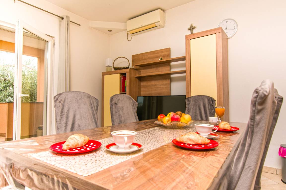 170 M² Ferienhaus ∙ 3 Schlafzimmer ∙ 6 Gäste - Biograd na Moru
