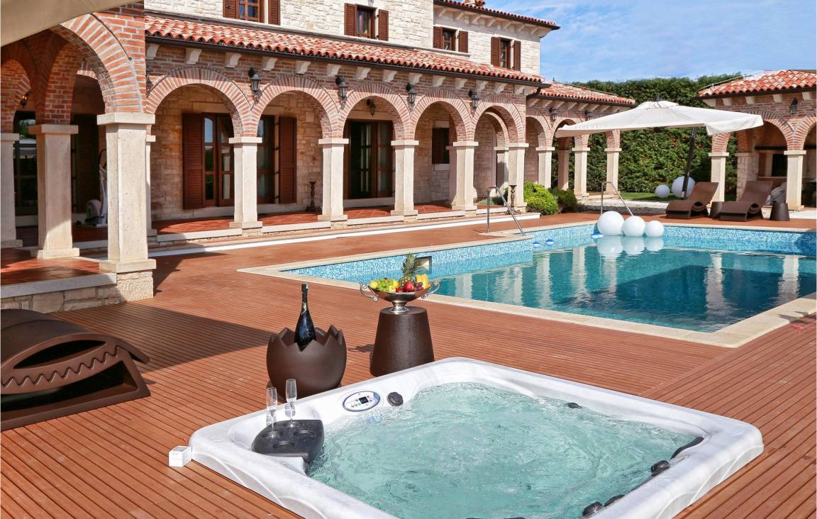536 M² Ferienhaus ∙ 5 Schlafzimmer ∙ 10 Gäste - Poreč