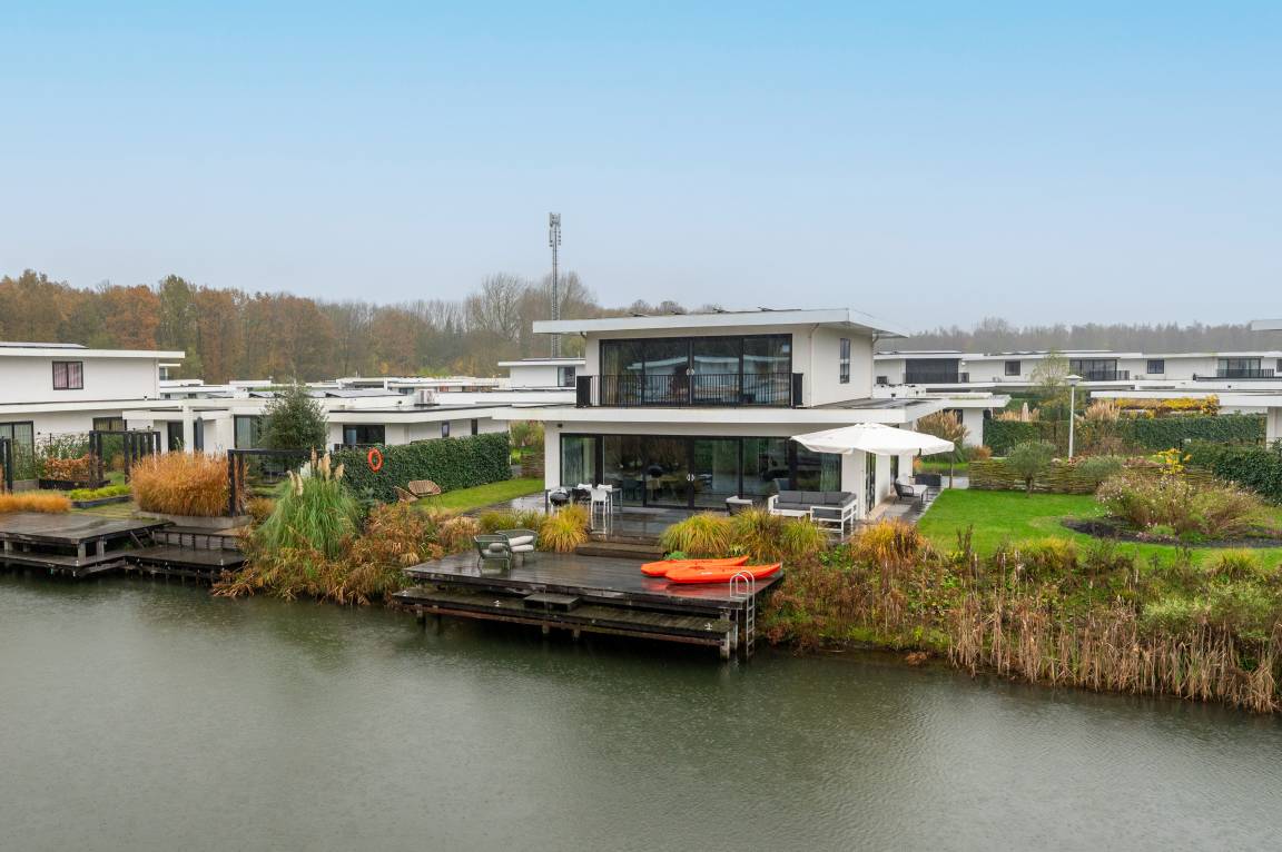 228 M² Bungalow ∙ 3 Makuuhuonetta ∙ 6 Vierasta - Zeewolde