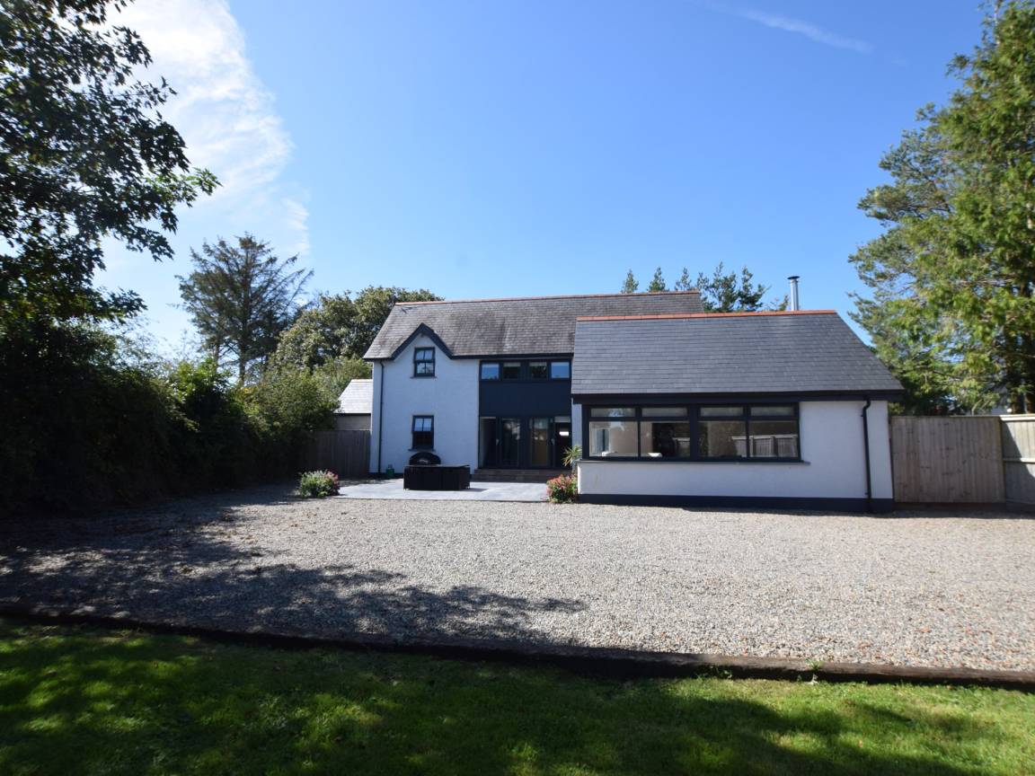 Cottage ∙ 4 Bedrooms ∙ 8 Guests - Castle Beach