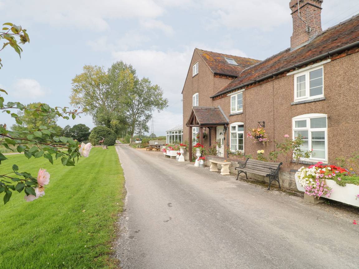 Cottage ∙ 8 Bedrooms ∙ 16 Guests - Derbyshire