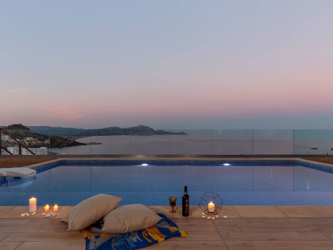 156 M² Talo ∙ 4 Makuuhuonetta ∙ 8 Vierasta - Lindos