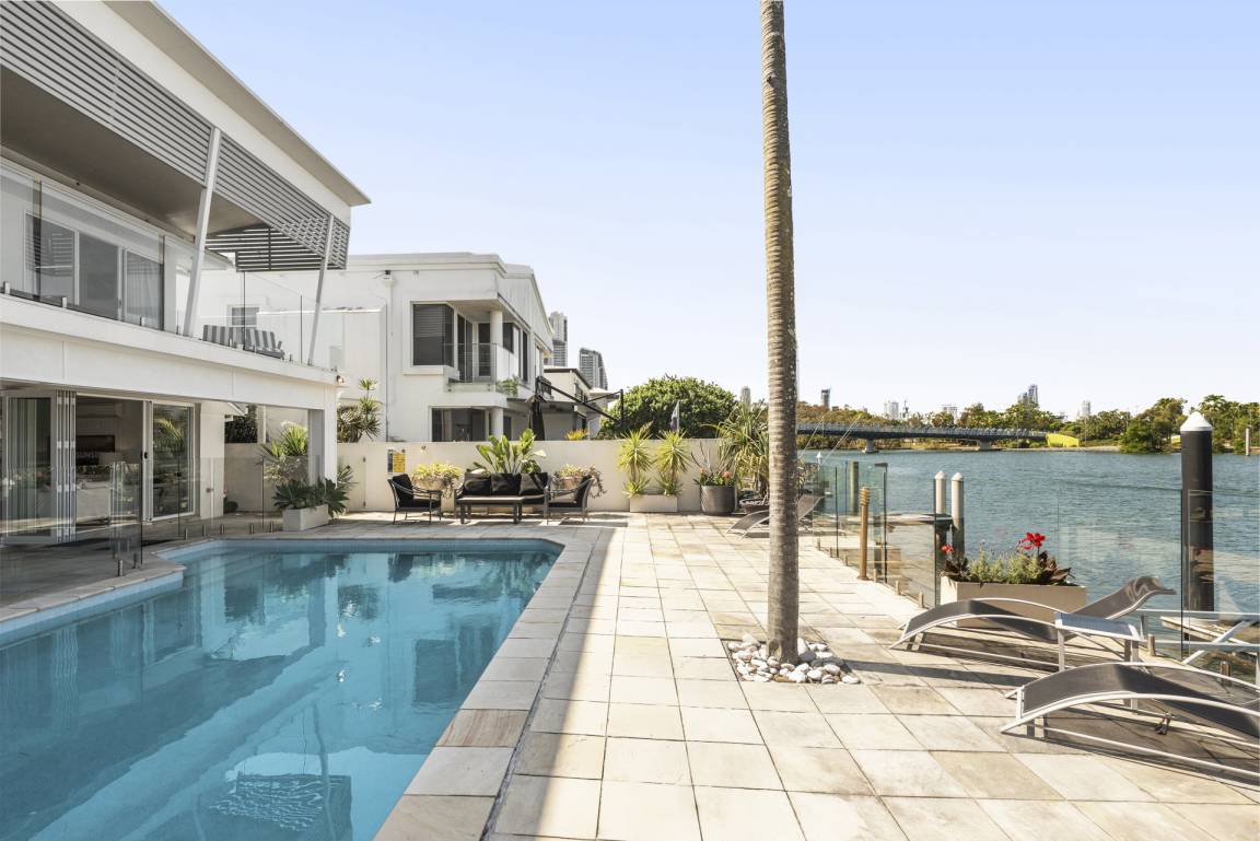285 M² House ∙ 4 Bedrooms ∙ 8 Guests - Surfers Paradise