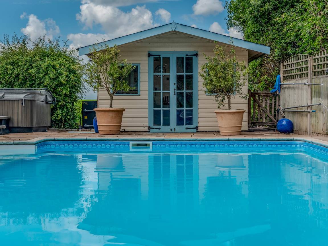 93 M² House ∙ 2 Bedrooms ∙ 4 Guests - Staffordshire
