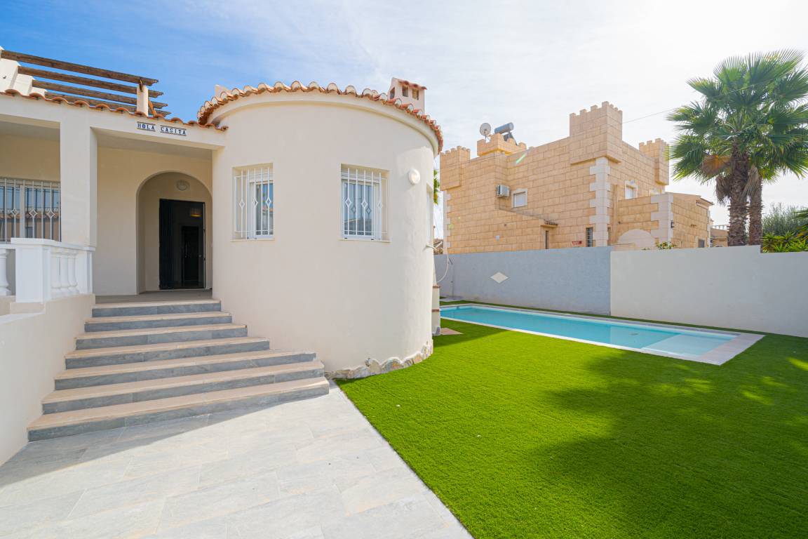 110 M² Villa ∙ 3 Bedrooms ∙ 8 Guests - Torrevieja