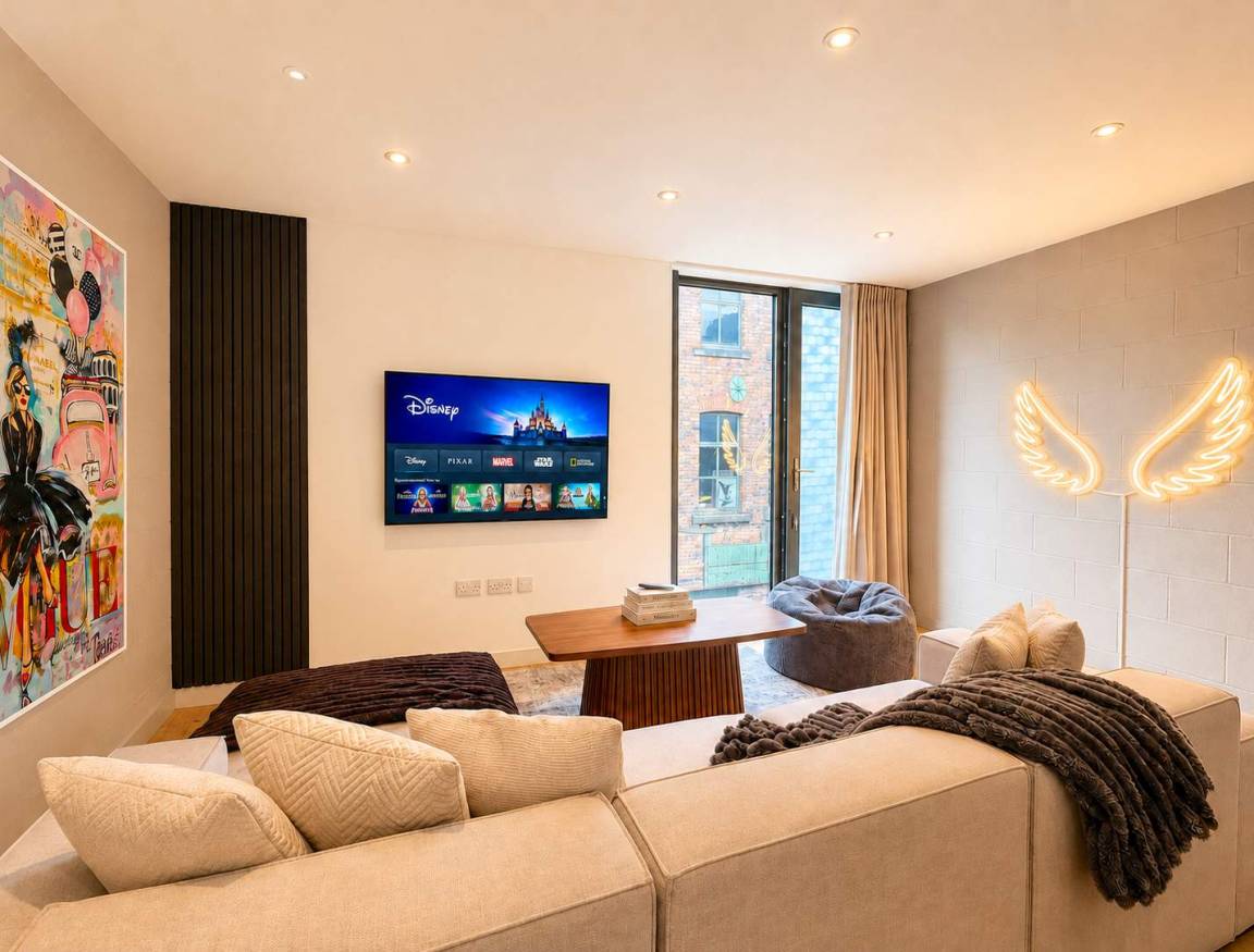 144 M² House ∙ 4 Bedrooms ∙ 8 Guests - Stockport