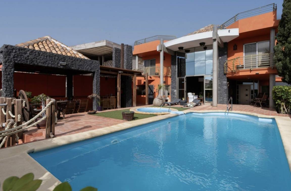 723 M² Villa ∙ 4 Habitaciones ∙ 8 Huéspedes - Costa Adeje