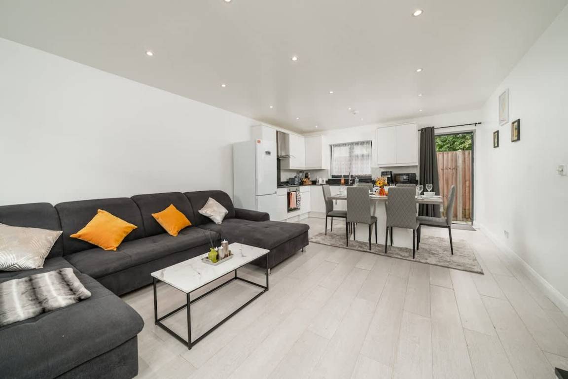 Apartamento ∙ 3 Quartos ∙ 11 Hóspedes - Chingford