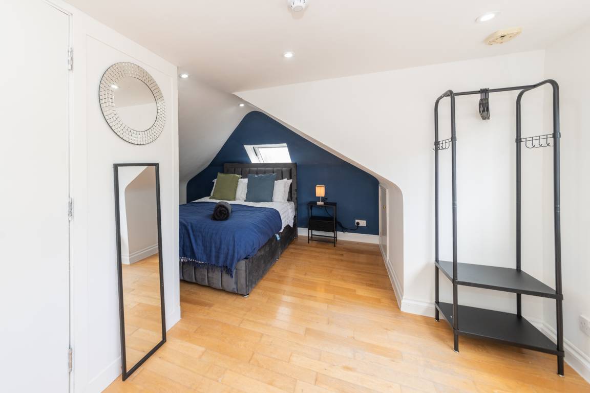 Bungalow ∙ 5 Bedrooms ∙ 10 Guests - Slough