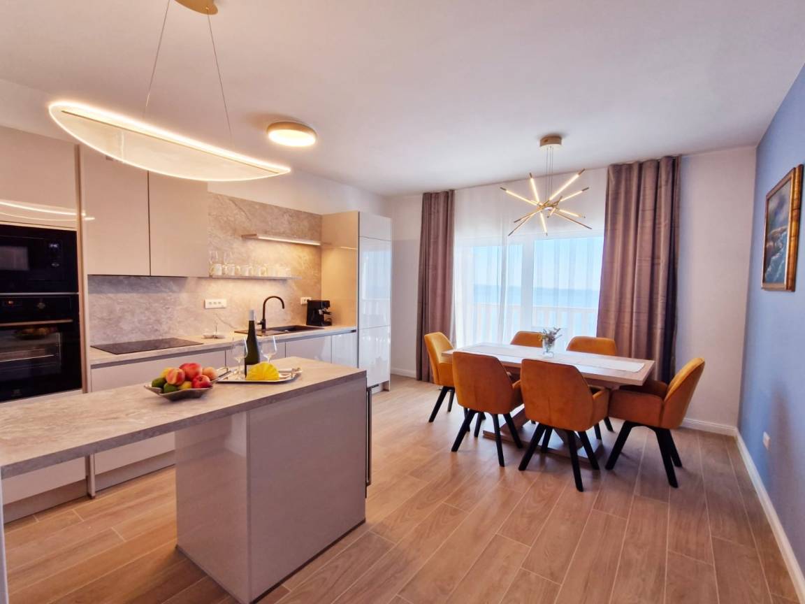 98 M² Apartment ∙ 2 Bedrooms ∙ 4 Guests - Podstrana
