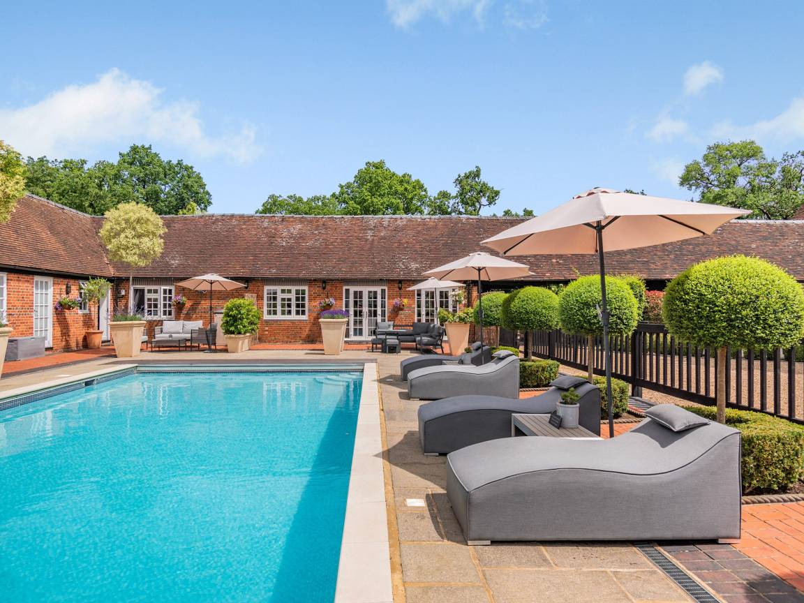 Cottage ∙ 2 Bedrooms ∙ 4 Guests - Shere
