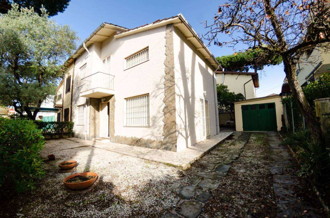 110 M² House ∙ 4 Bedrooms ∙ 8 Guests - Viareggio