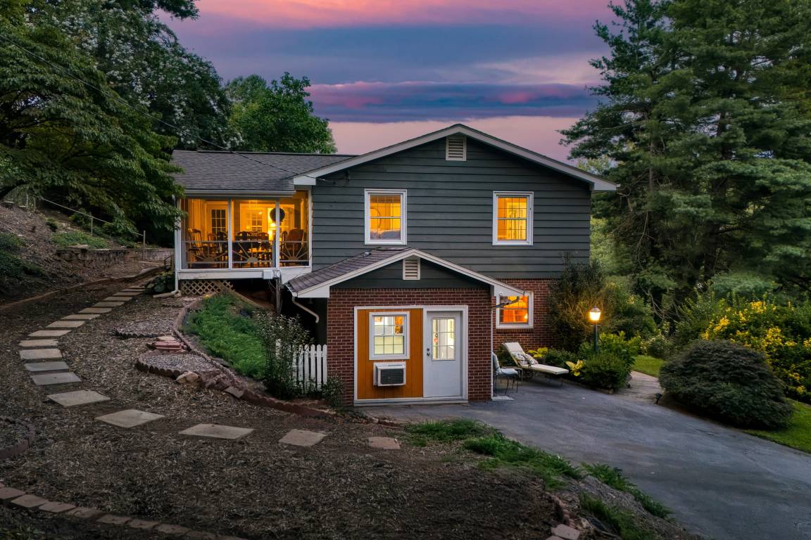 255 M² House ∙ 5 Bedrooms ∙ 12 Guests - Asheville, NC