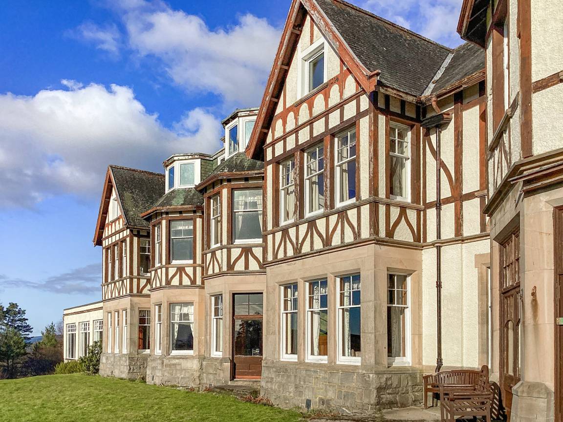 Cottage ∙ 8 Bedrooms ∙ 17 Guests - Lairg
