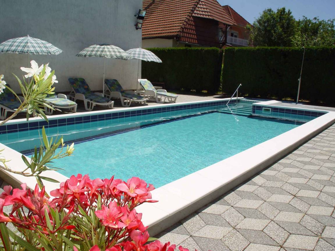 350 M² Ferienhaus ∙ 6 Schlafzimmer ∙ 12 Gäste - Balatonszárszó