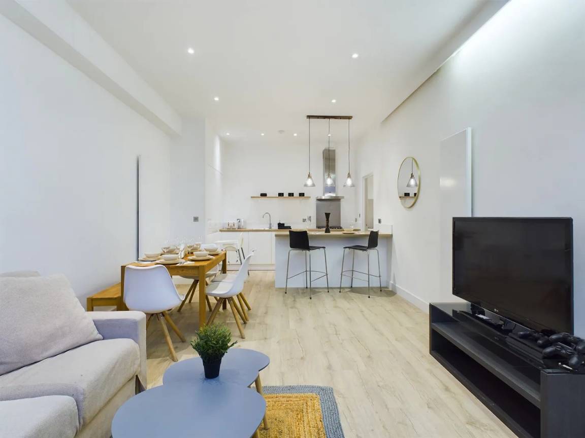 149 M² Apartment ∙ 4 Bedrooms ∙ 9 Guests - London