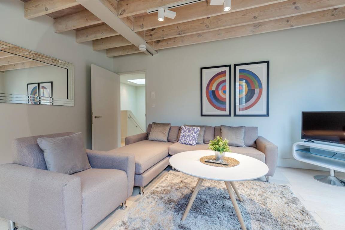 99 M² Apartment ∙ 3 Bedrooms ∙ 5 Guests - London