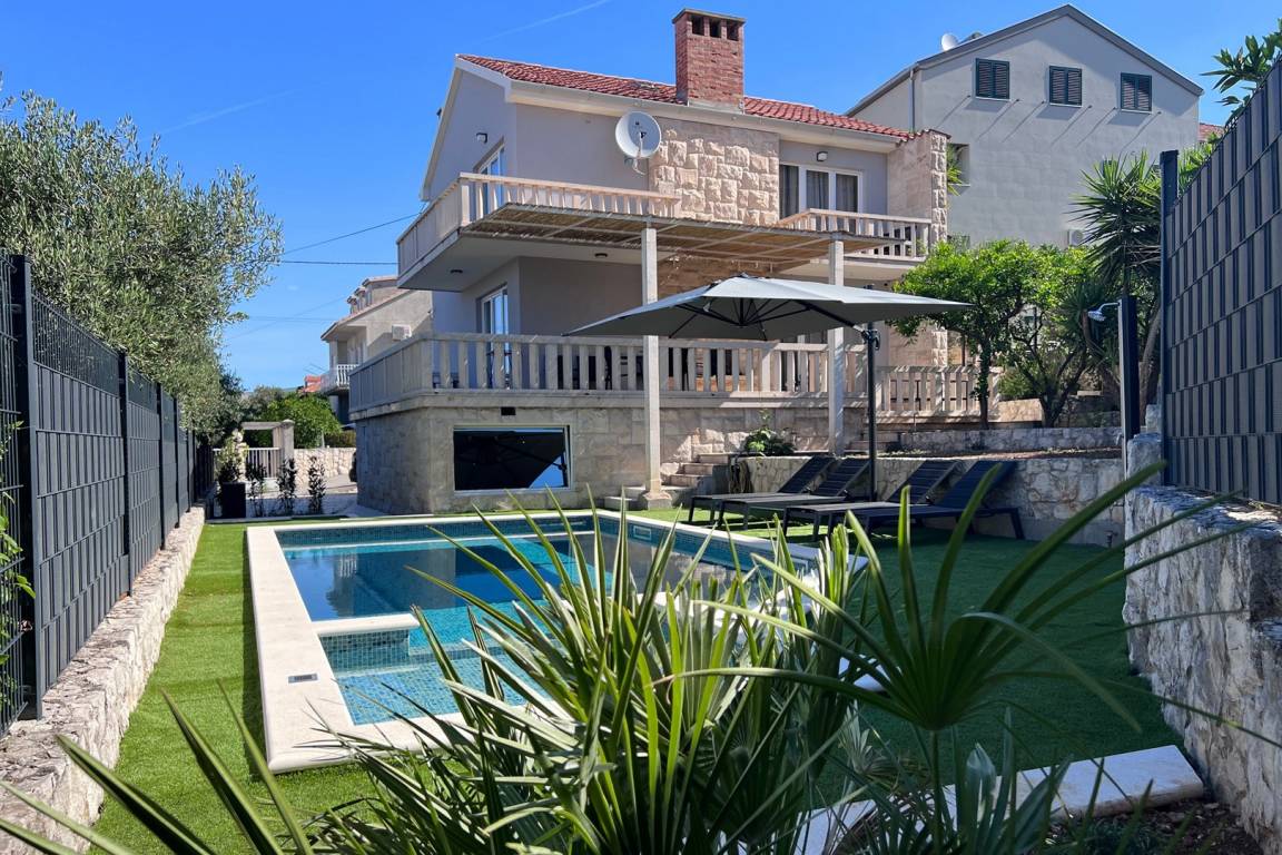 160 M² Villa ∙ 4 Bedrooms ∙ 10 Guests - Trogir
