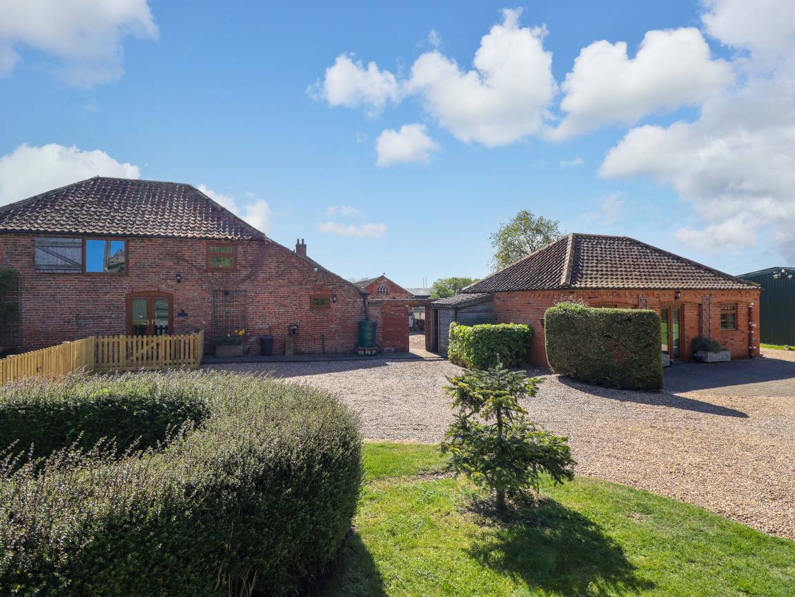 Cottage ∙ 2 Bedrooms ∙ 5 Guests - Louth