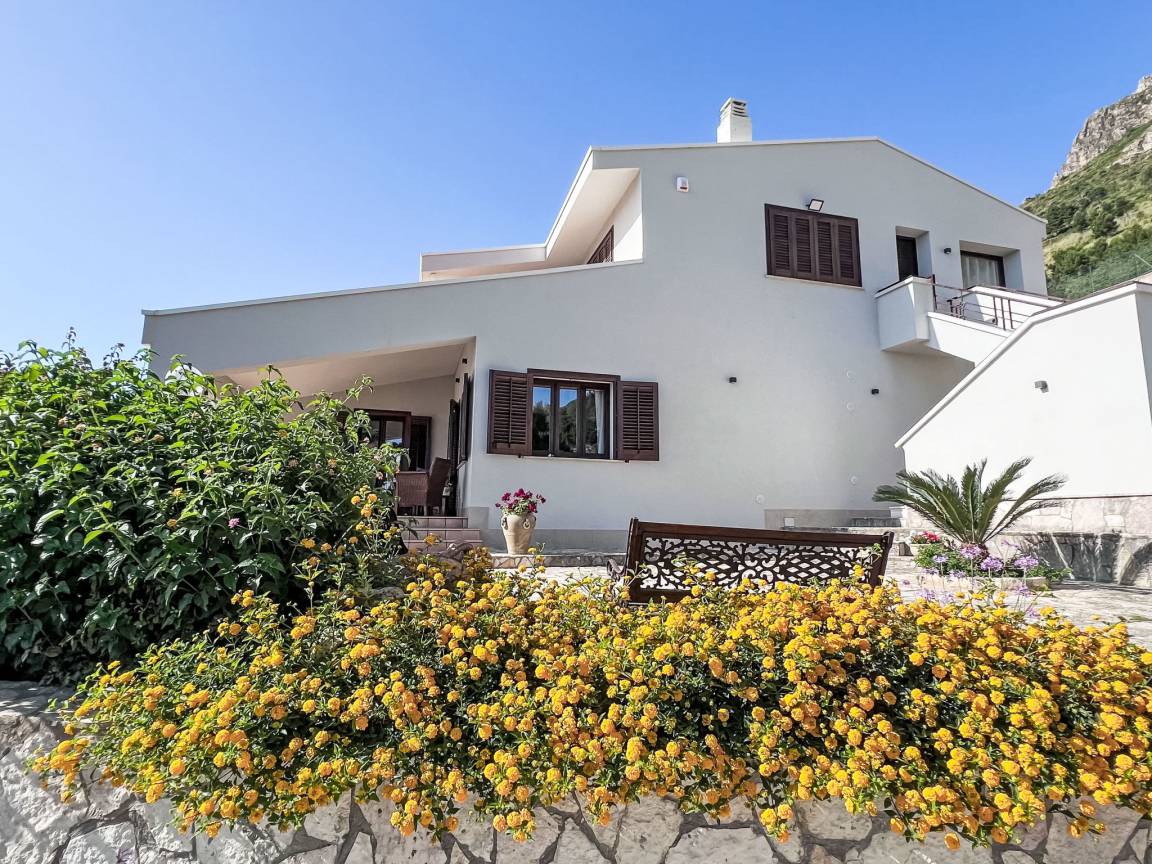 140 M² Apartment ∙ 3 Bedrooms ∙ 7 Guests - Castellammare del Golfo
