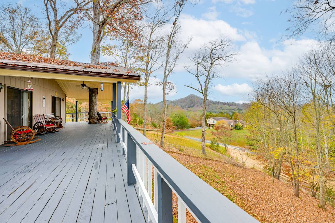 185 M² House ∙ 4 Bedrooms ∙ 10 Guests - Franklin, NC