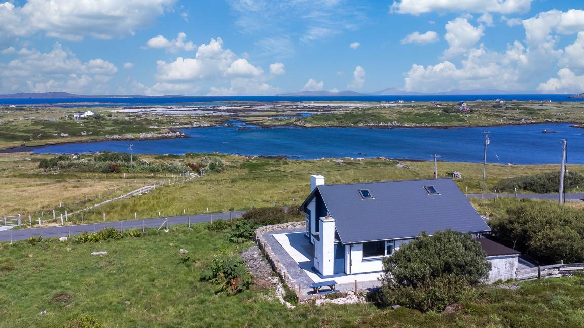 117 M² House ∙ 4 Bedrooms ∙ 7 Guests - Clifden