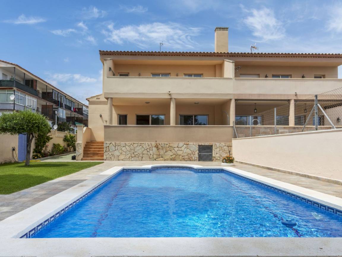 300 M² Ferienhaus ∙ 1 Schlafzimmer ∙ 8 Gäste - Miami Platja