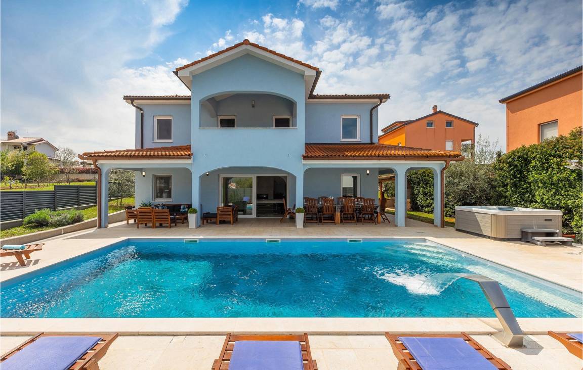 215 M² Ferienhaus ∙ 4 Schlafzimmer ∙ 10 Gäste - Poreč