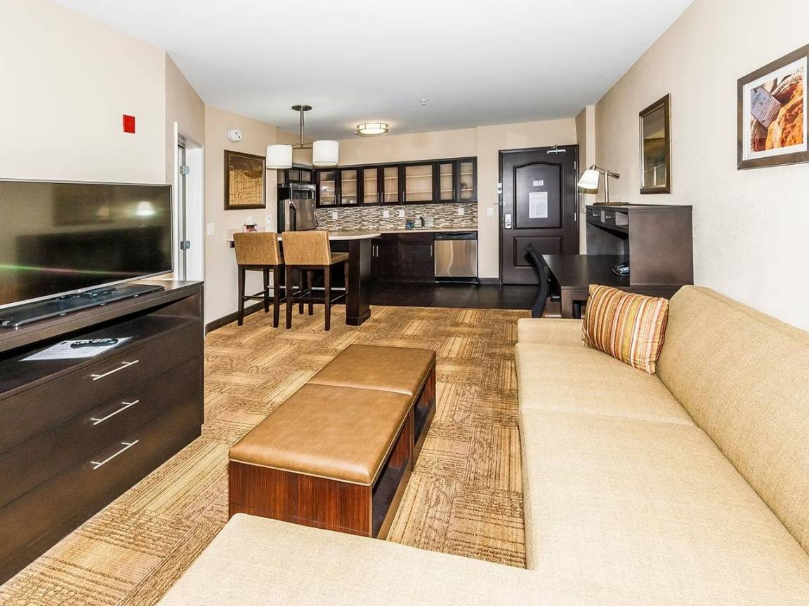 Hotel ∙ 1 Bedroom ∙ 4 Guests - Oak Ridge, TN
