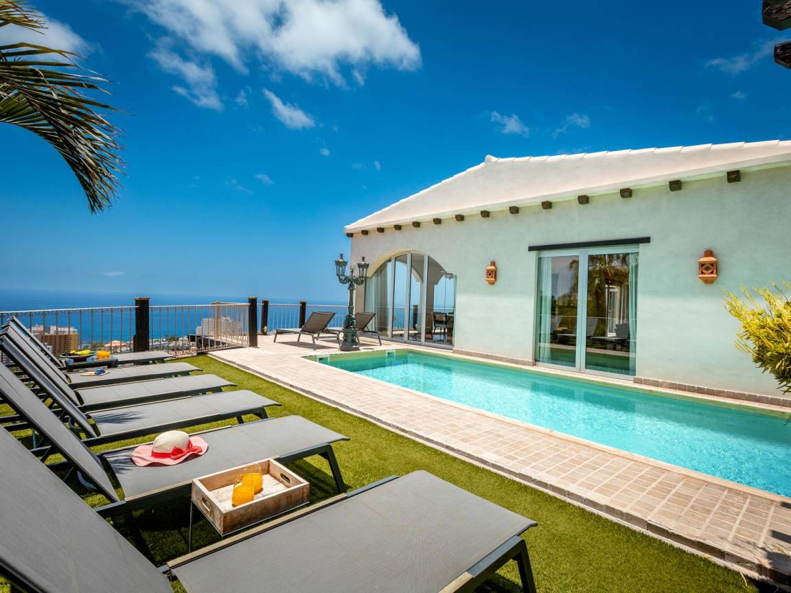 220 M² Villa ∙ 5 Bedrooms ∙ 10 Guests - Playa de las Américas