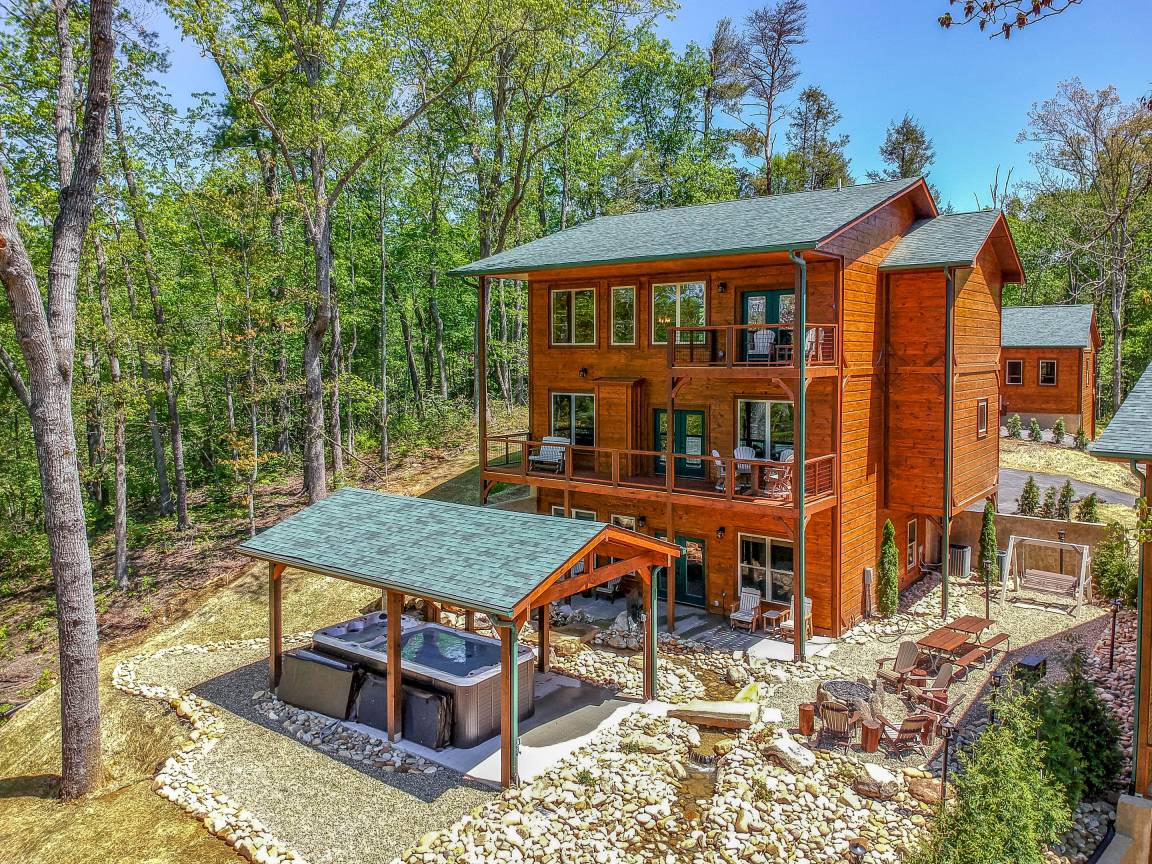 307 M² House ∙ 5 Bedrooms ∙ 16 Guests - Gatlinburg, TN
