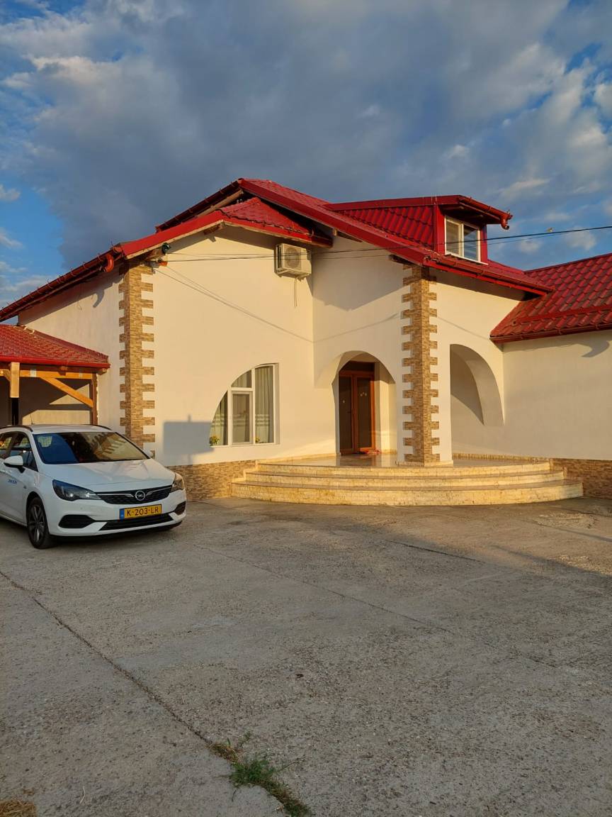 240 M² Villa ∙ 4 Bedrooms ∙ 8 Guests - Topoloveni