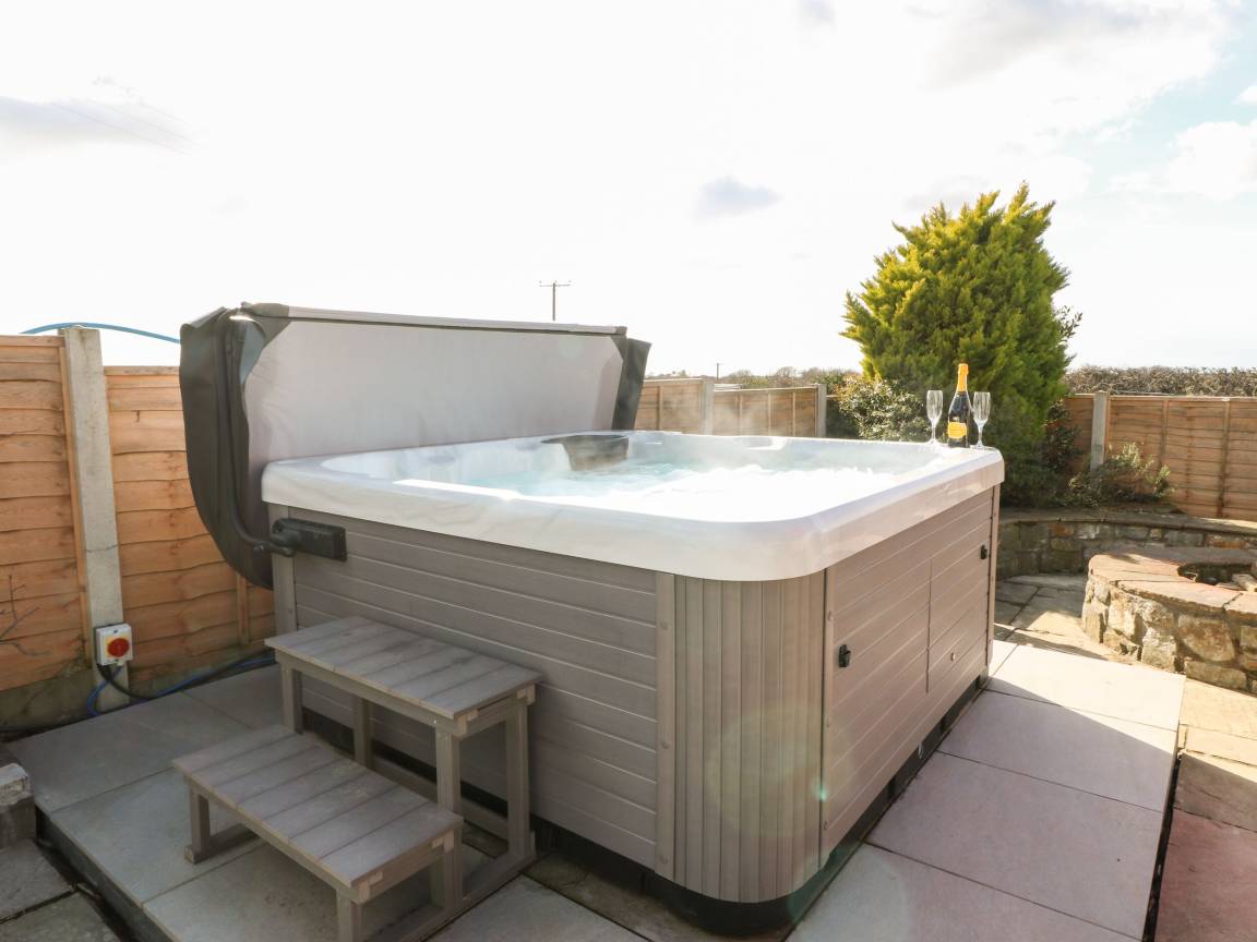 코티지 (자연 속의 작은 별장) ∙ 침실 4개 ∙ 게스트 8명 - 앵글시