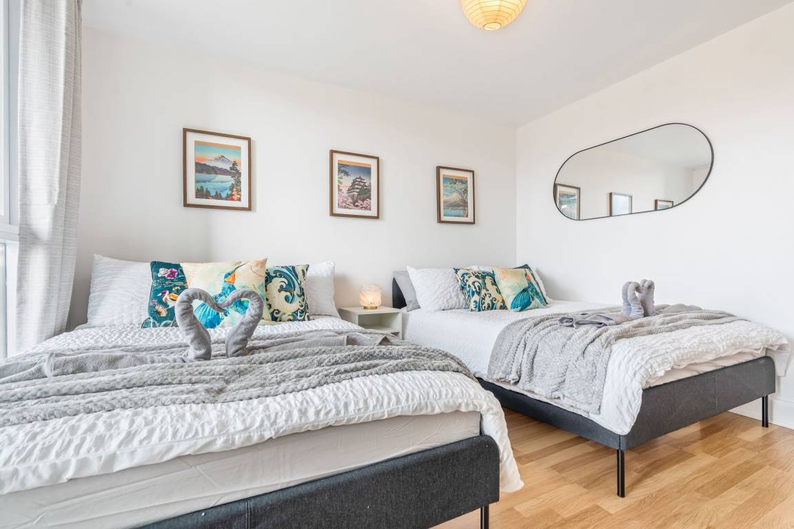 590 M² Apartment ∙ 2 Bedrooms ∙ 6 Guests - Staffordshire