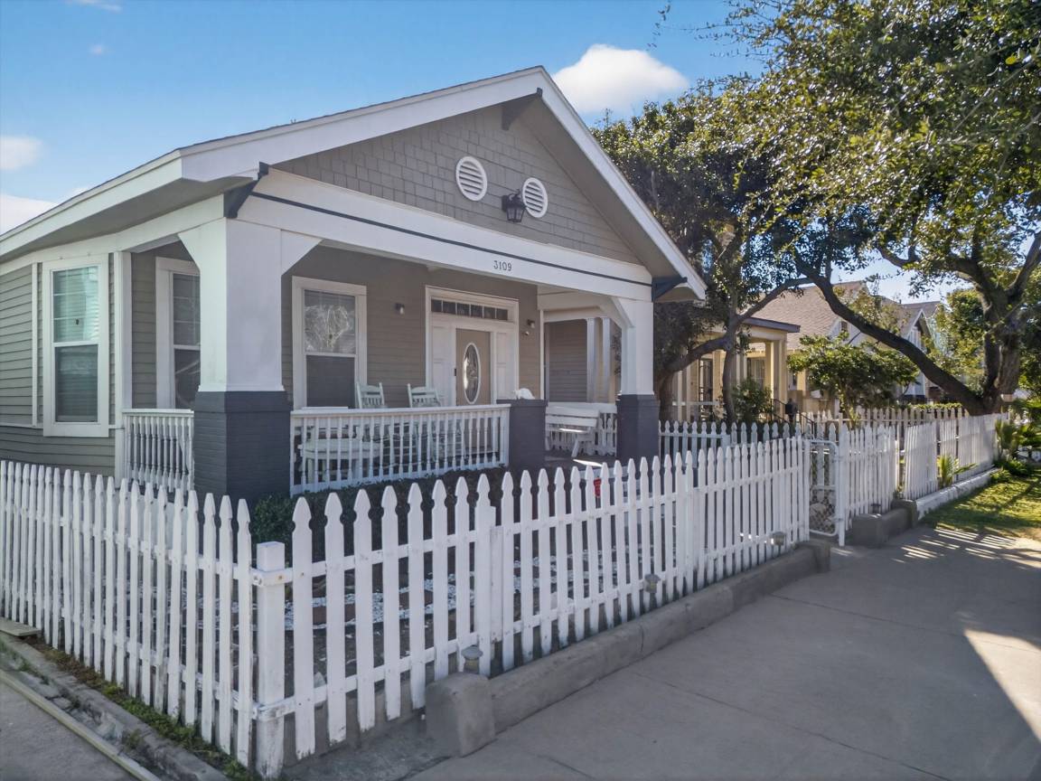 130 M² House ∙ 2 Bedrooms ∙ 8 Guests - Galveston, TX