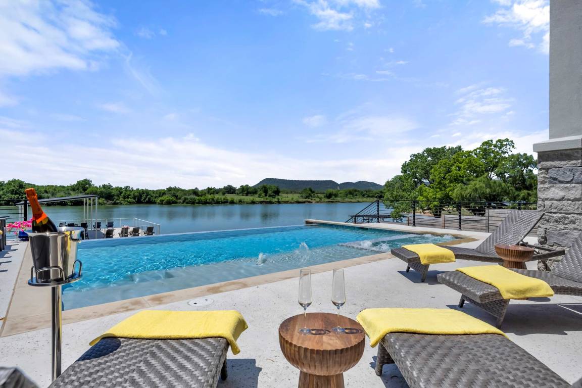 House ∙ 6 Bedrooms ∙ 22 Guests - Texas