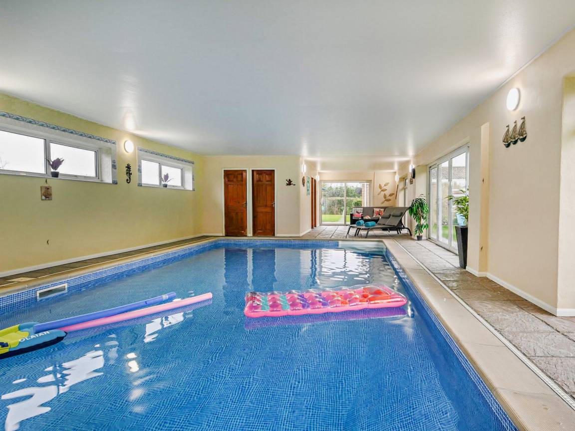 Cottage ∙ 4 Bedrooms ∙ 8 Guests - Stowmarket