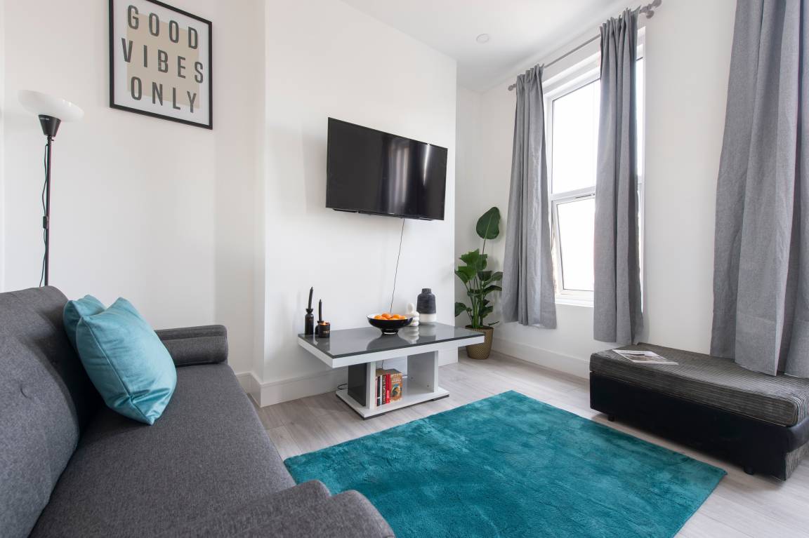 90 M² Apartamento ∙ 2 Quartos ∙ 6 Hóspedes - Chingford