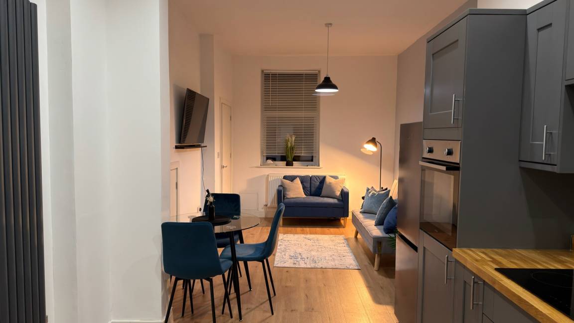 93 M² House ∙ 3 Bedrooms ∙ 6 Guests - Oldham