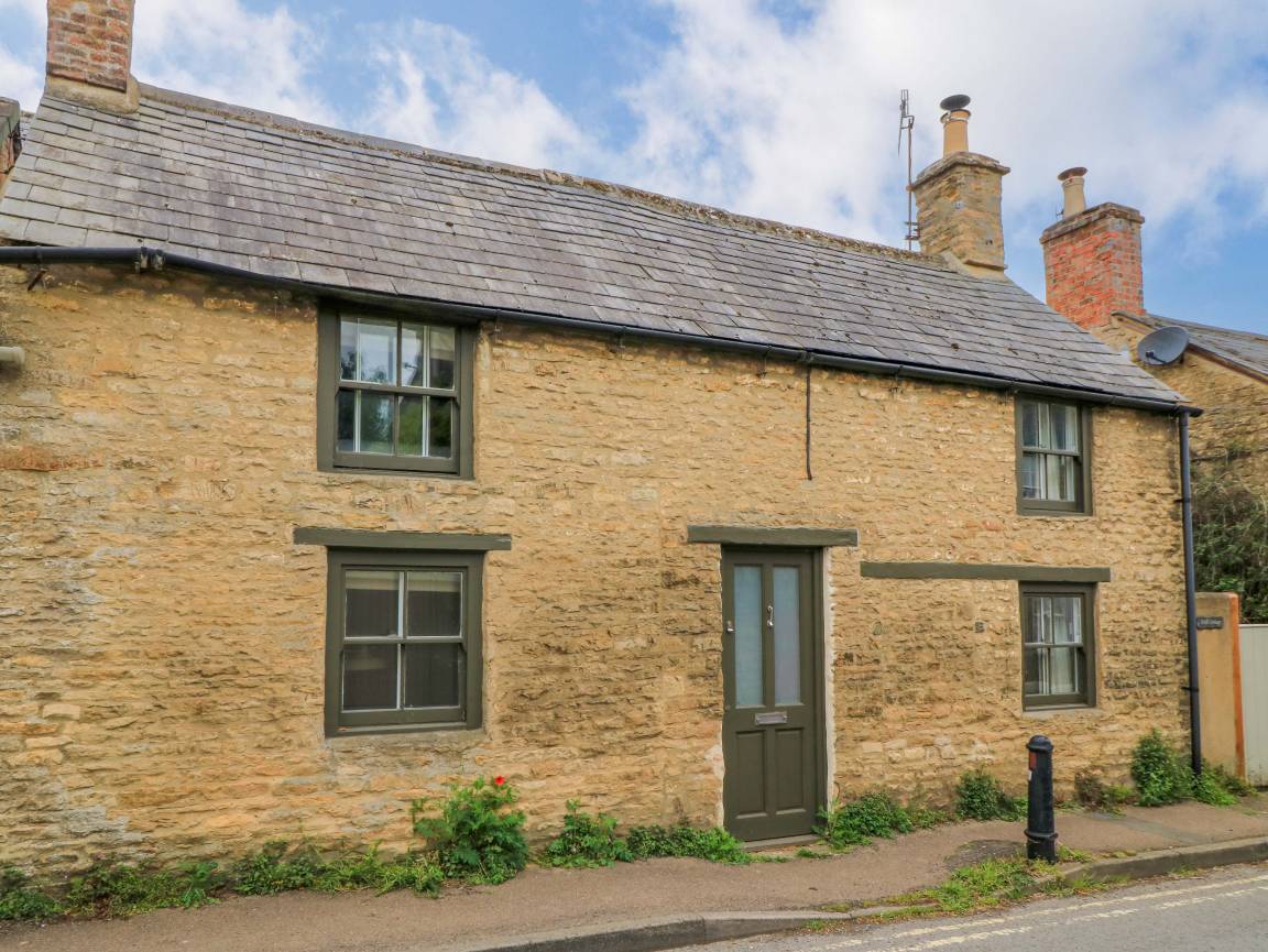 Cottage ∙ 2 Bedrooms ∙ 4 Guests - Witney