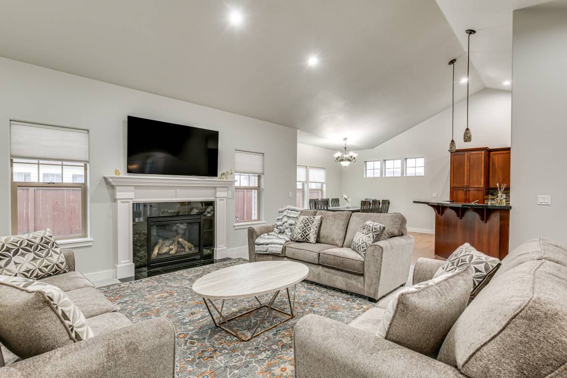 165 M² House ∙ 4 Bedrooms ∙ 8 Guests - Harrisburg, OR