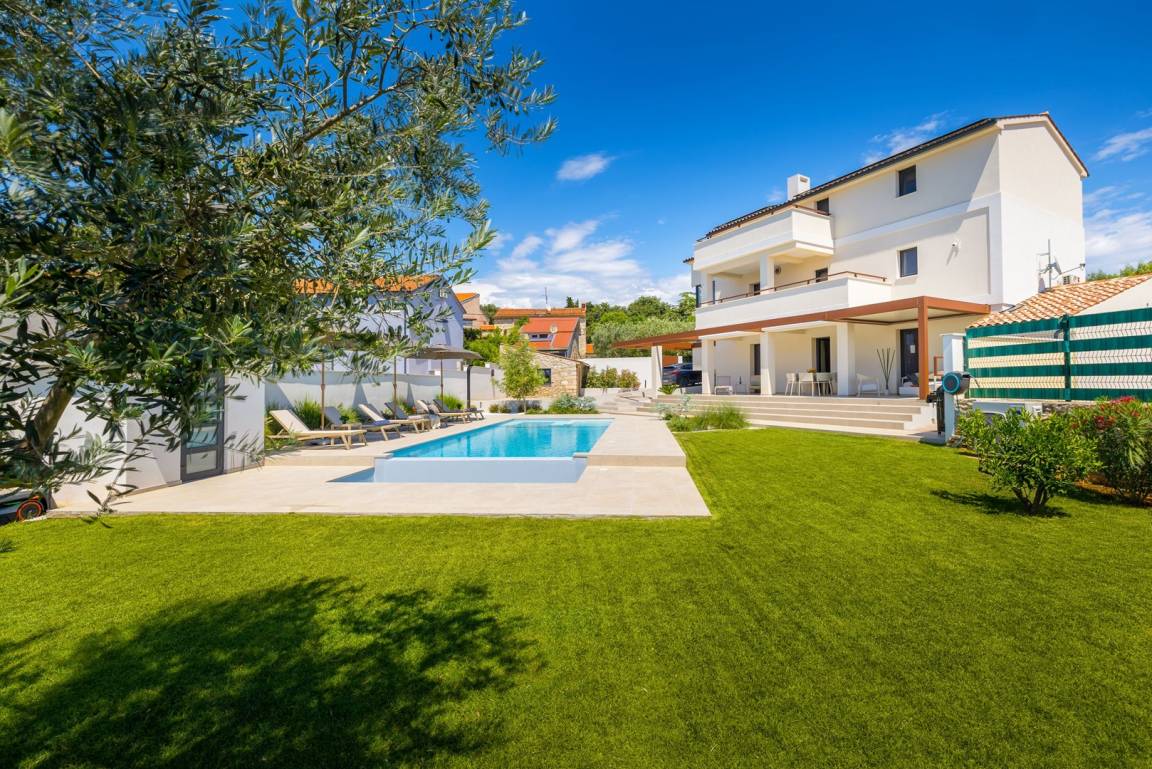 280 M² Villa ∙ 4 Schlafzimmer ∙ 8 Gäste - Premantura