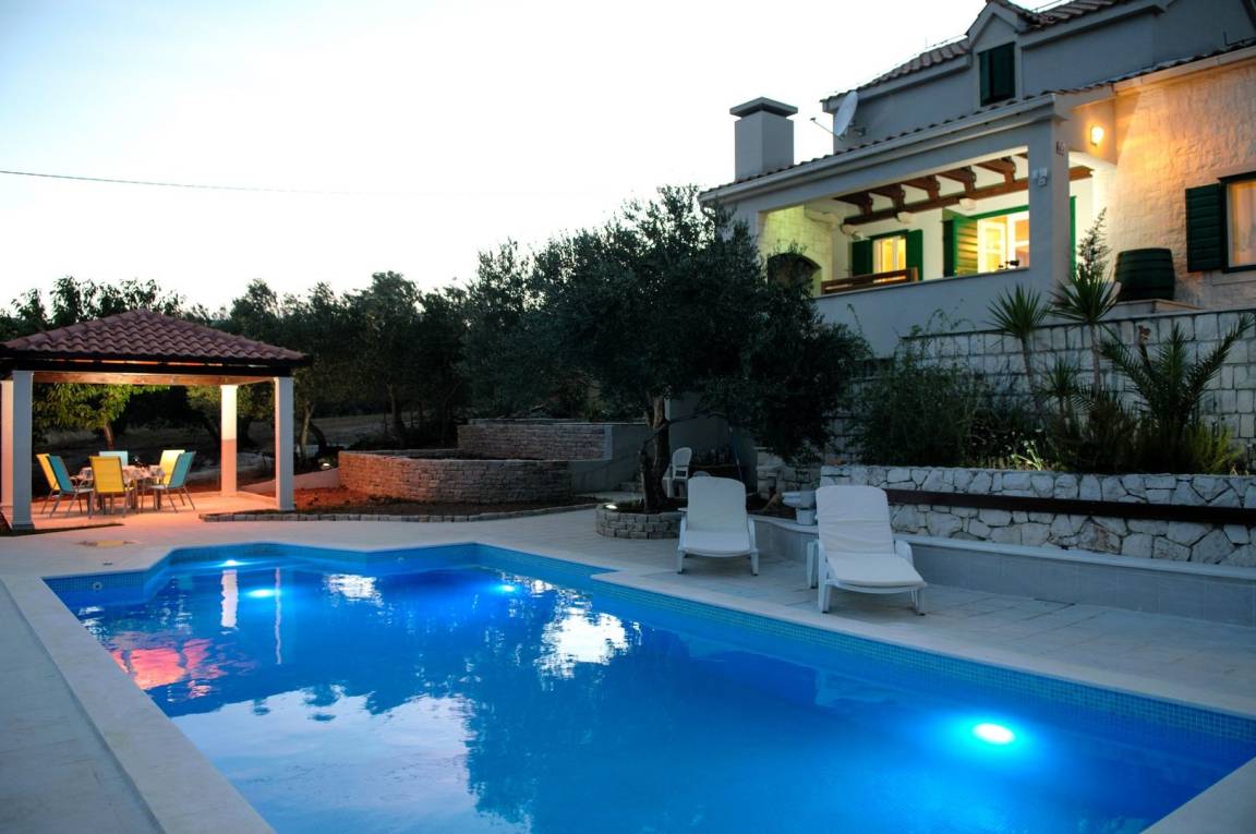 130 M² Villa ∙ 3 Bedrooms ∙ 7 Guests - Trogir