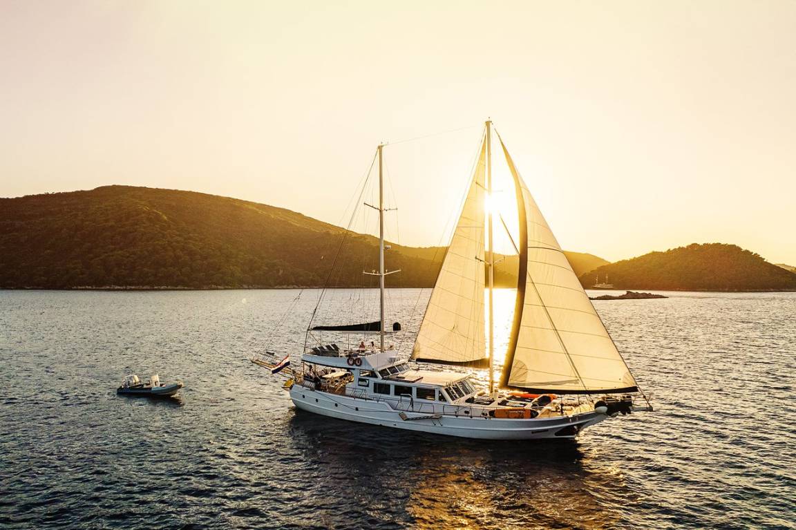 Houseboat ∙ 5 Bedrooms ∙ 10 Guests - Croatia