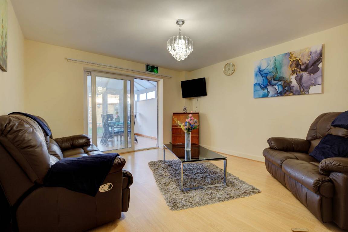 80 M² House ∙ 3 Bedrooms ∙ 5 Guests - Elton Hall and Gardens