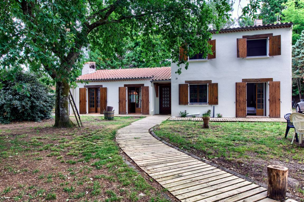 240 M² Villa ∙ 5 Chambres ∙ 12 Personnes - Blanquefort